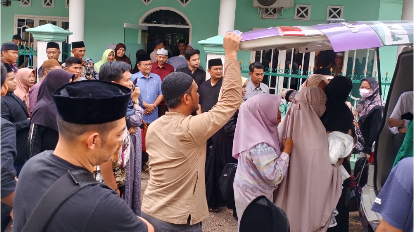 Dr. Maulana dan Diza Bertakziah ke Rumah Korban Tragedi Robohnya Tembok SMKN 1 Kota Jambi ...